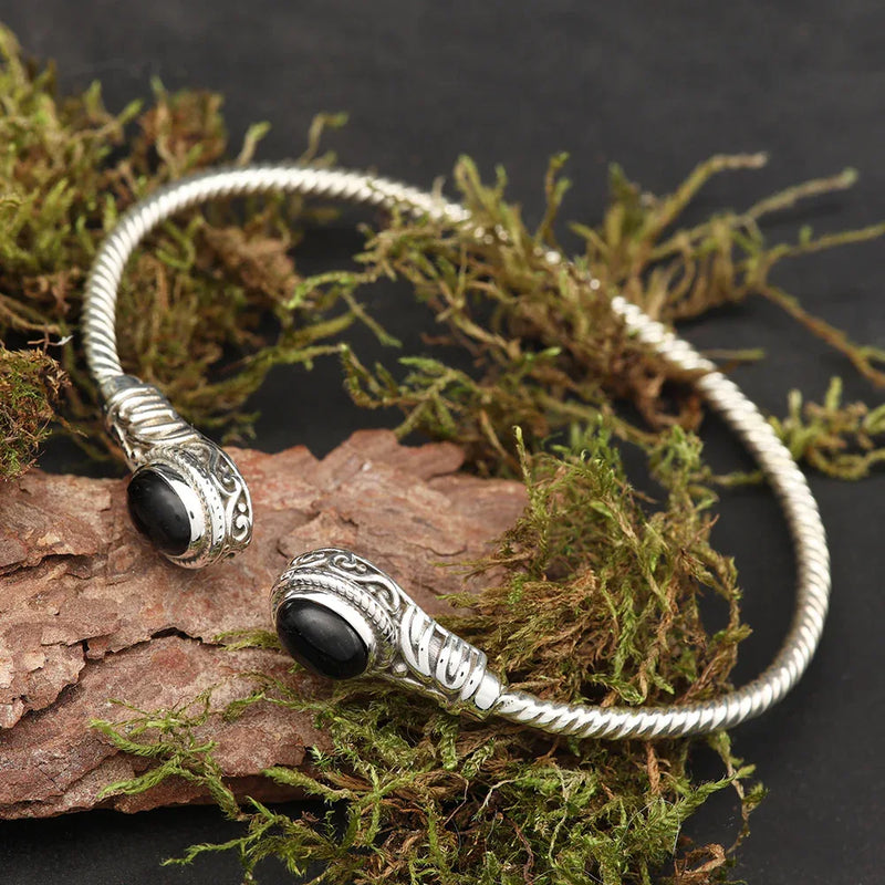 Onyx – Symbolik, Wirkung und Pflege des schwarzen Edelsteins