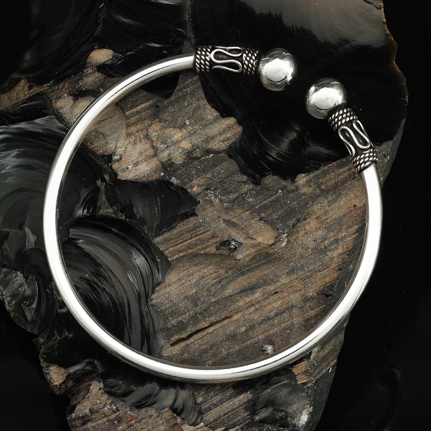 Buy a 925 sterling silver bangle decorated with Bali beads online